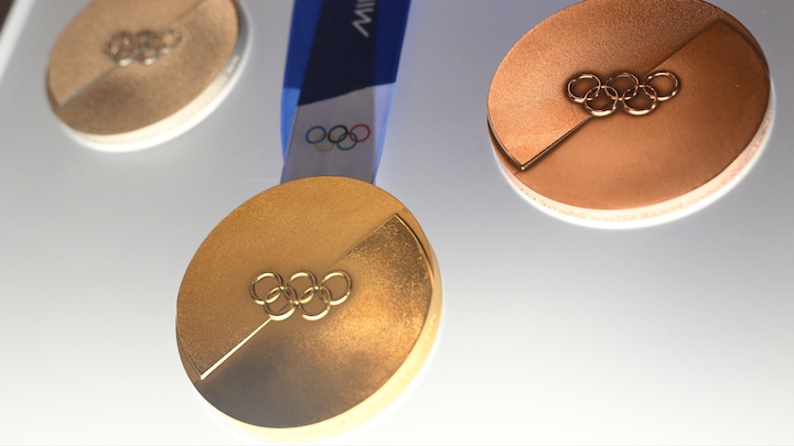 BILLEDER: De nye OL-medaljer præsenteret i Venedig | Sport | DR