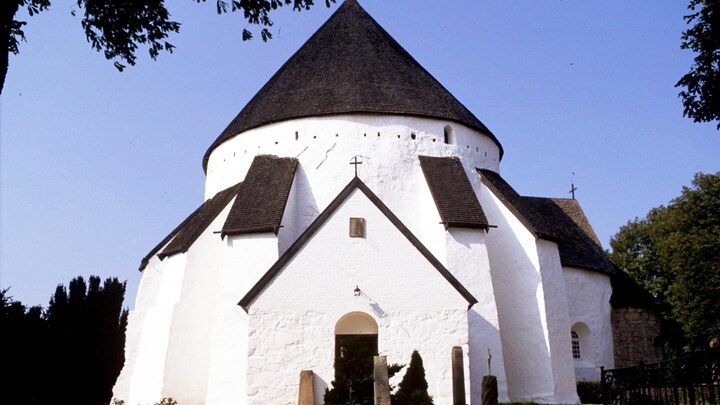 Landskabet omkring kendt rundkirke på Bornholm skal åbnes | Nyheder | DR
