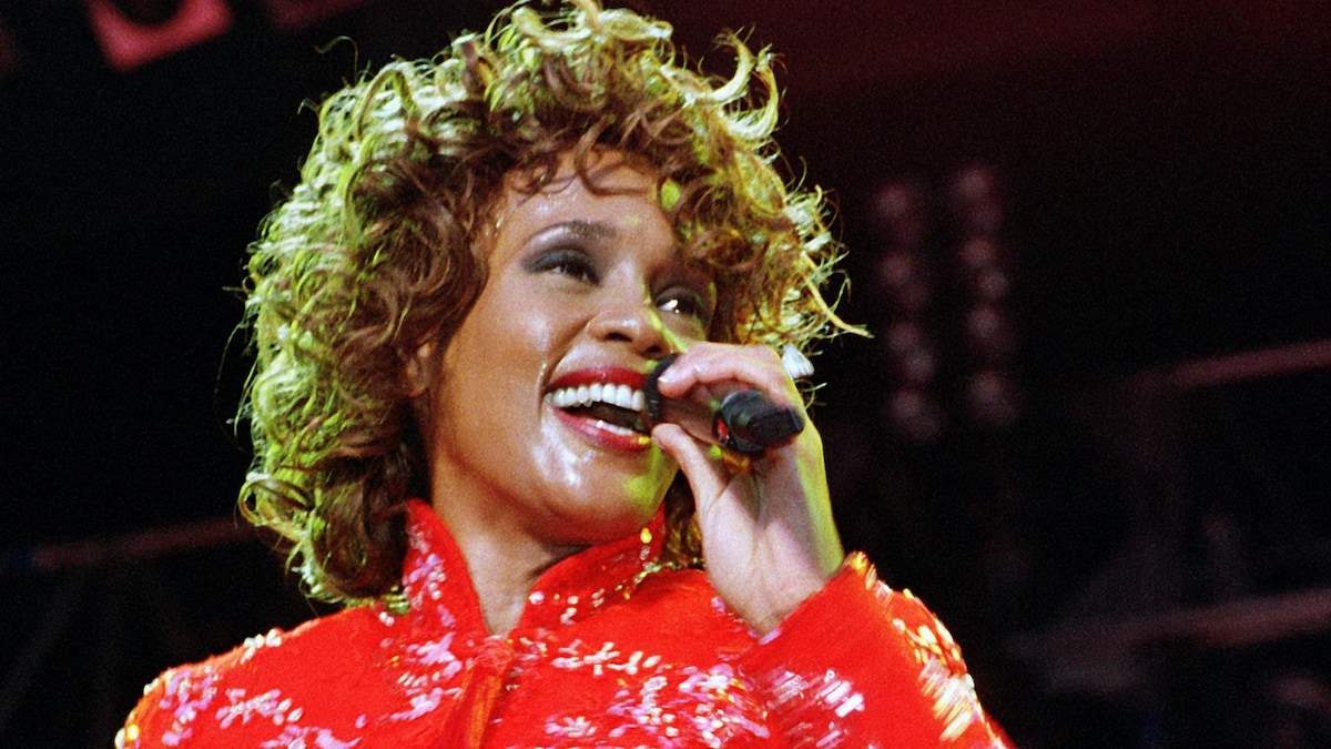 Noget af Whitney Houstons ikoniske tøj skal under hammeren | Kultur | DR