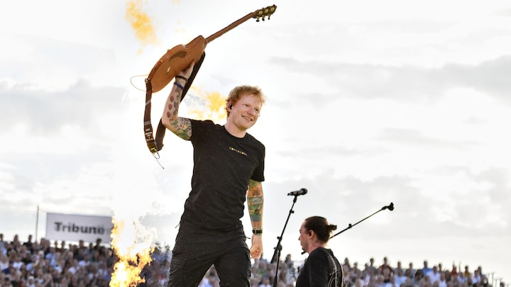 Ed Sheeran overgår sit eget rekordshow på dansk jord: Taler til ...