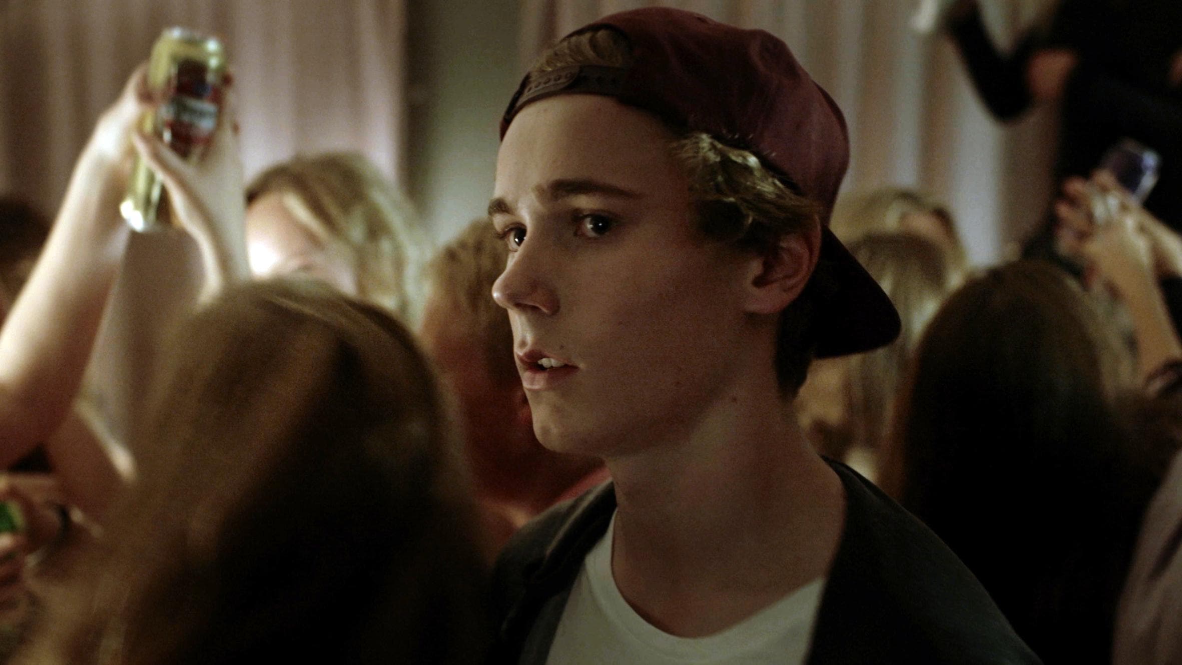 'Skam' gjorde ham kendt på et splitsekund. Nu er han tilbage på skærmen i dansk serie | P3 | DR