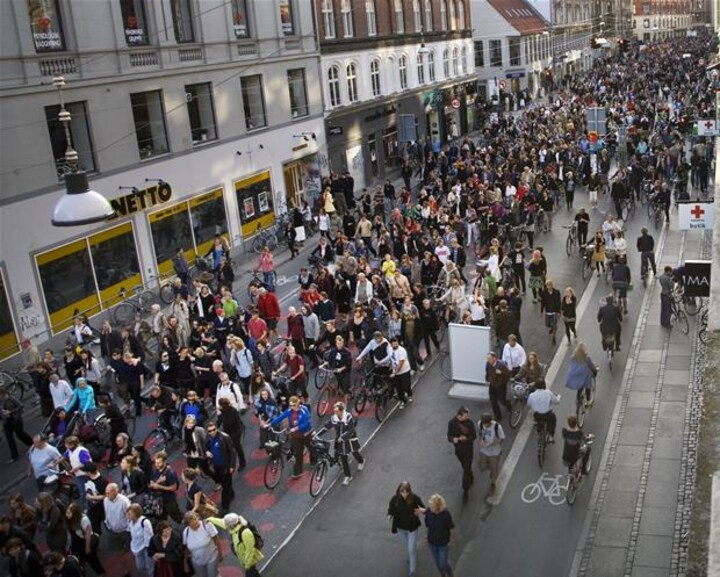 12.000 i fredelig demonstration for irakere | Indland | DR