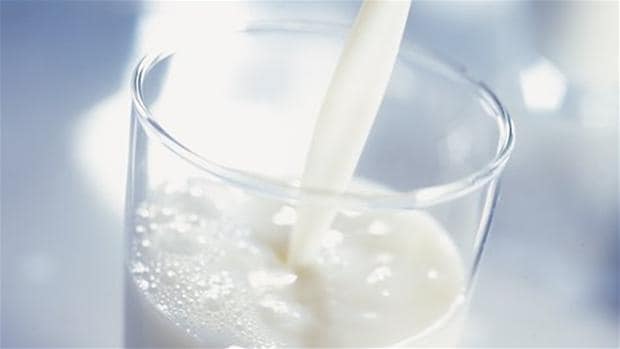 Nu skal 'Milk Bucket Challenge' redde landmændene | Indland | DR