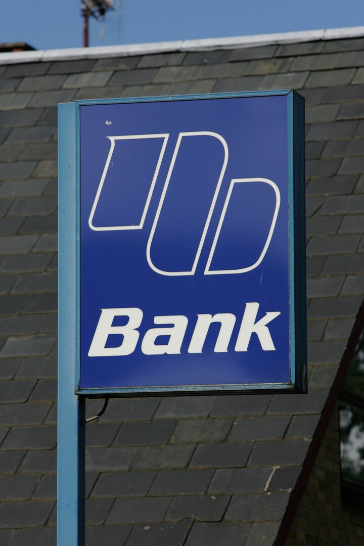 Sure kunder presser fynsk bank ned i pris | Penge | DR