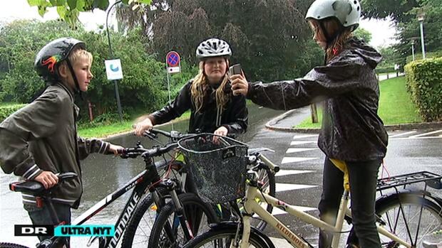 POLITIET: Drop mobilen når du cykler | Ultra Nyt | DR