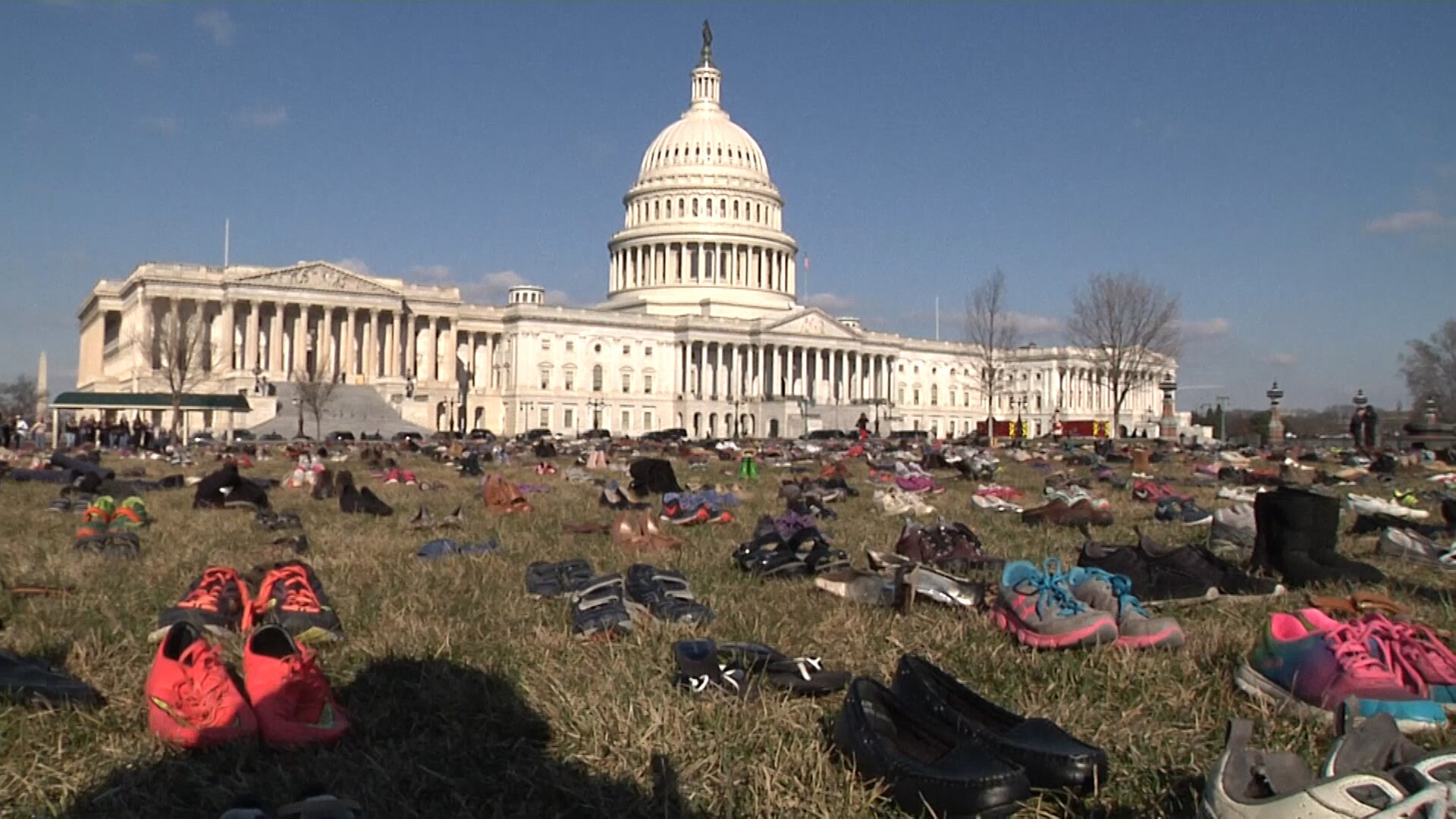 En måned efter skoleskyderi i Florida: Stille protest med børnesko ...