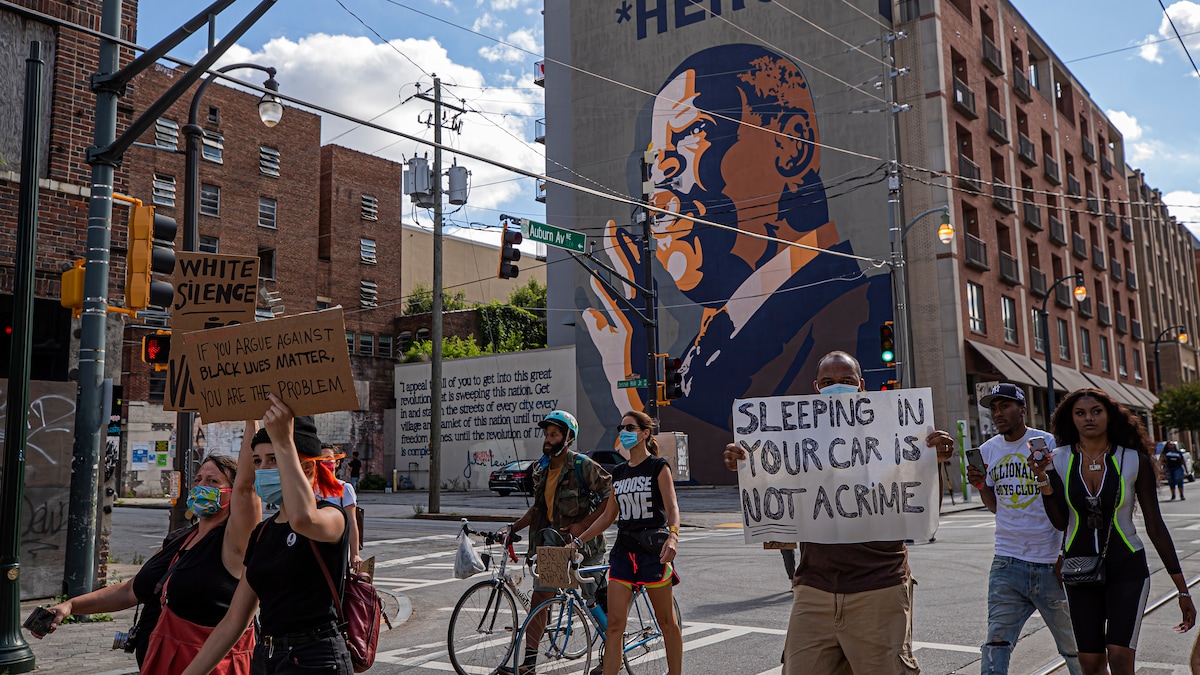 Sort mand blev skudt på parkeringsplads: Nu sigtes betjent for drab ...