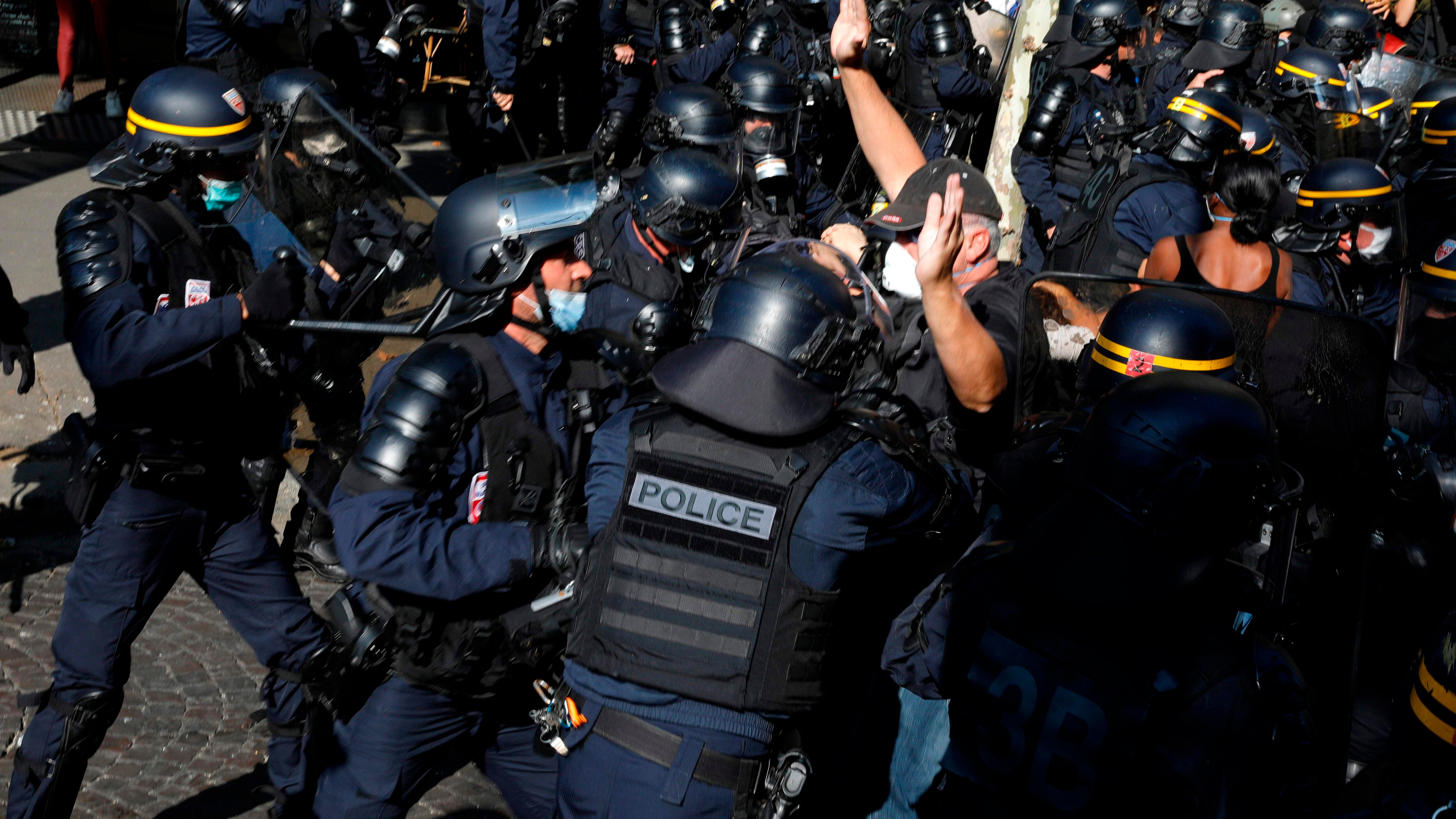 Fransk politi anholder over 200 under gule veste-protester | Udland | DR