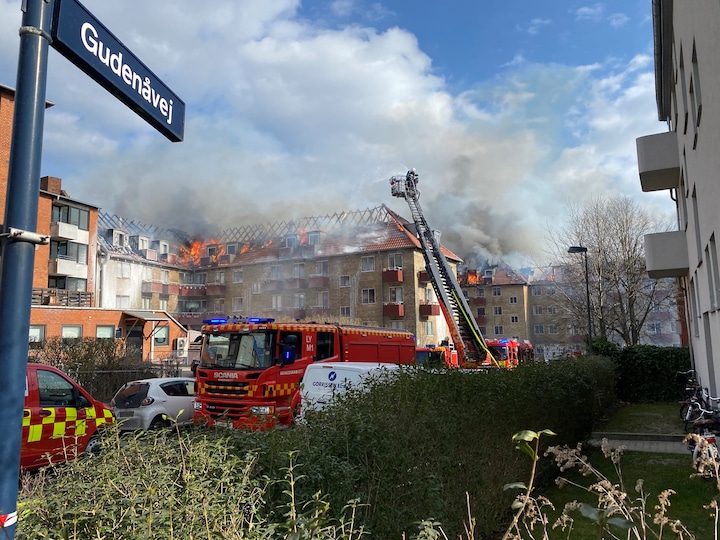 12 opgange berørt af brand i københavnsk bydel - ingen tog stopper på ...