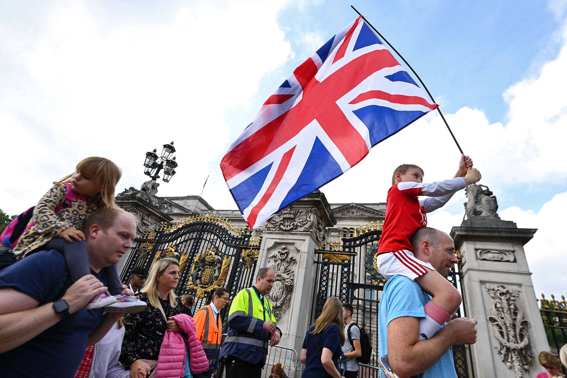 Timelang kø for at mindes dronning Elizabeth ved Buckingham Palace ...