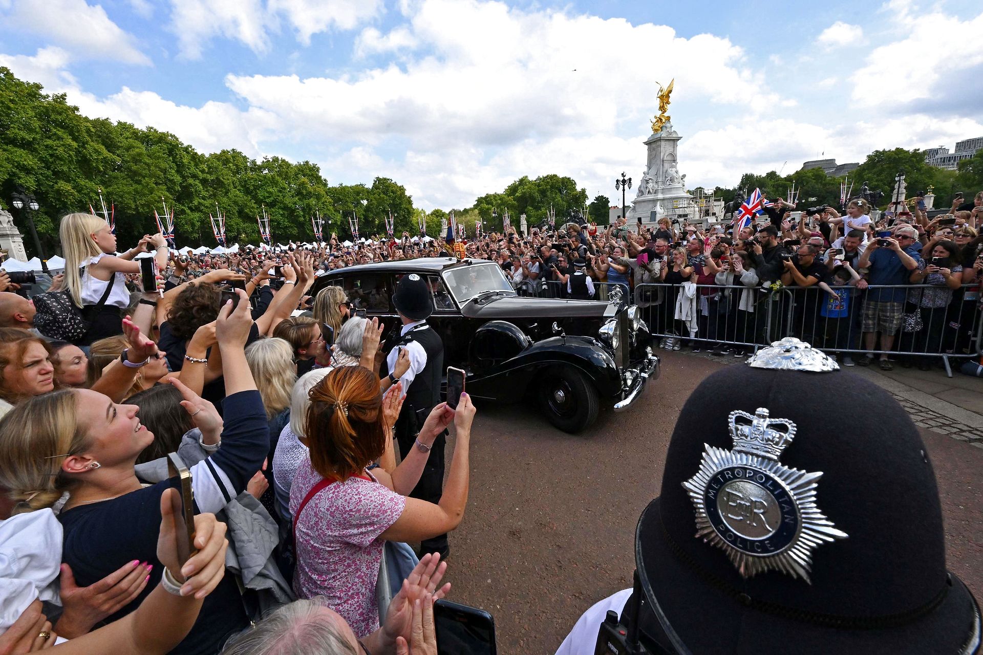 Timelang kø for at mindes dronning Elizabeth ved Buckingham Palace ...