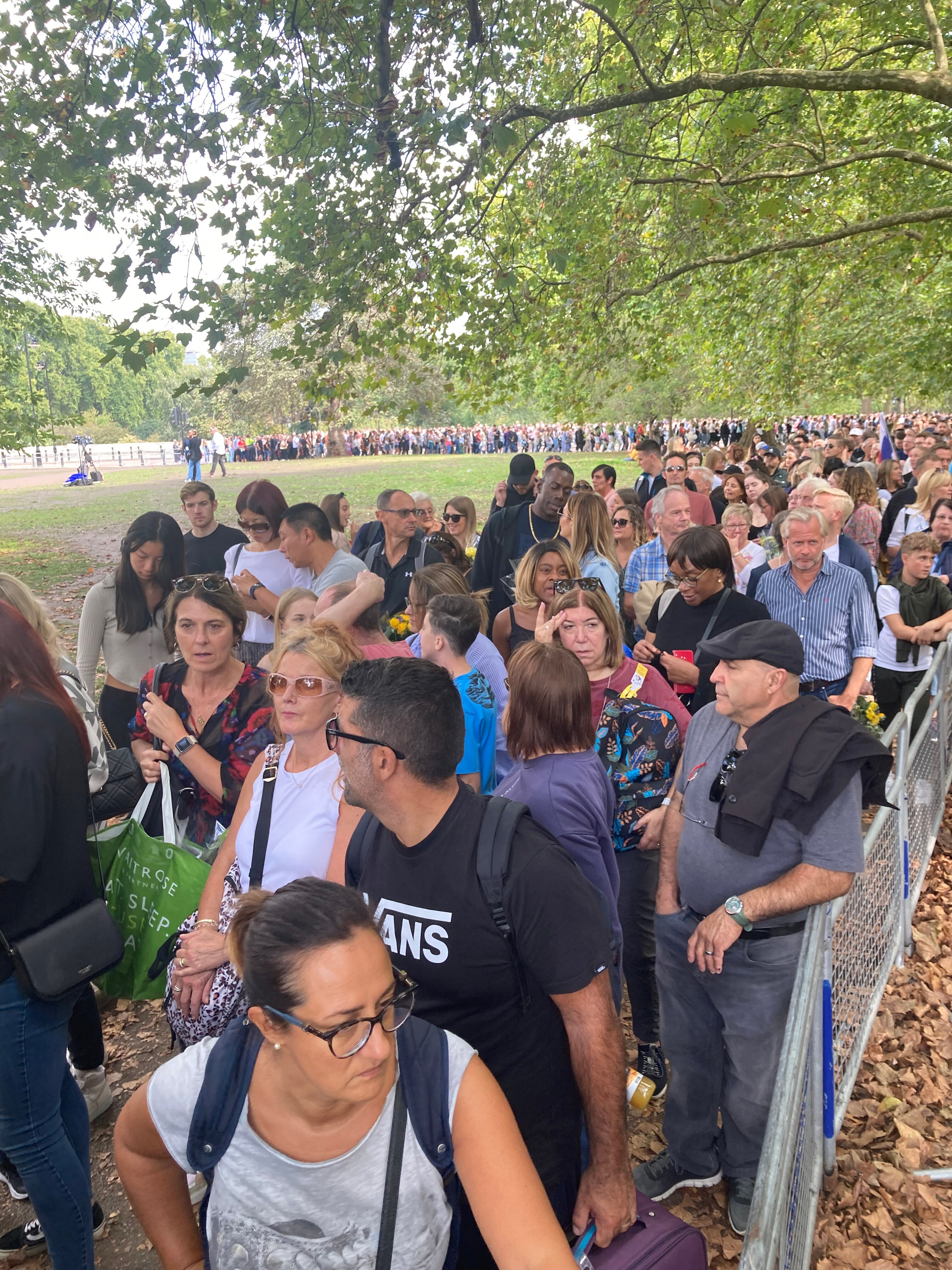 Timelang kø for at mindes dronning Elizabeth ved Buckingham Palace ...