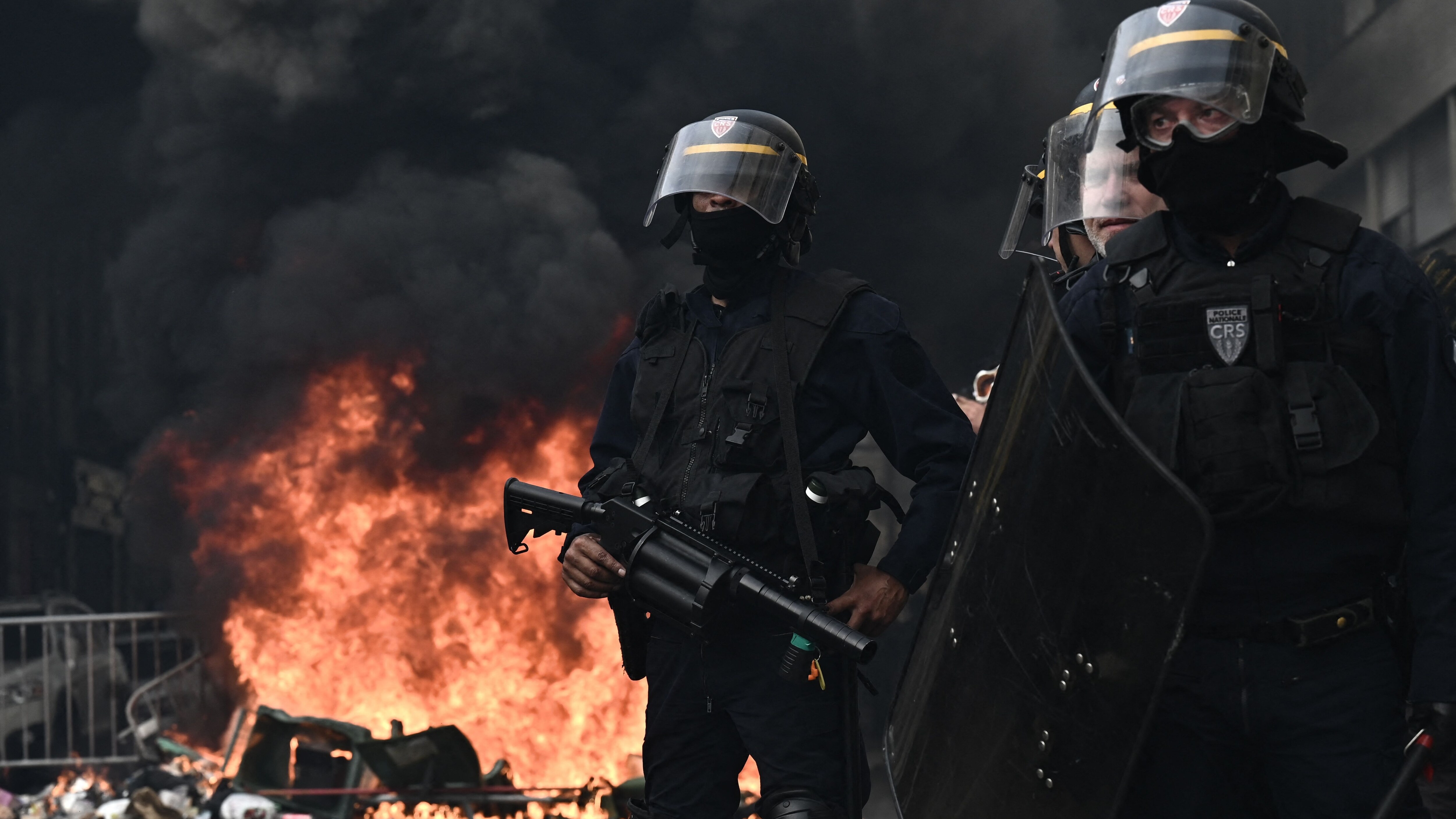 Frankrig: Rådhuset i Bordeaux stukket i brand under protester | Udland | DR