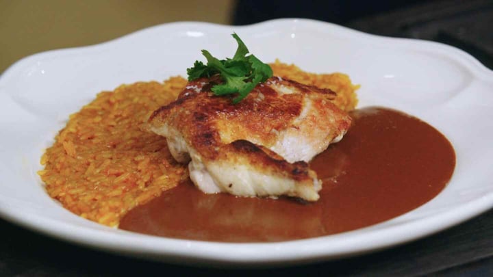 Kylling med den traditionelle mole sauce og mexicanske ris. | Opskrifter | DR