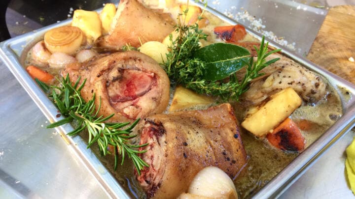 Braiseret svineskank i lagerøl - opskrift | Madmagasinet | Opskrifter | DR