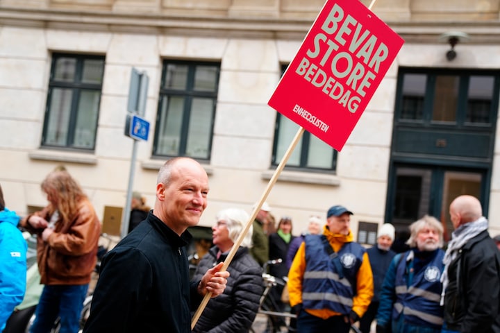 Partier vil puste nyt liv i debatten om store bededag: Går til valg på ...