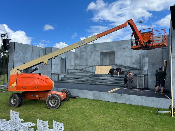 Stormen flåede kulisser itu - men så trådte alle mand til: 'Der var så ...