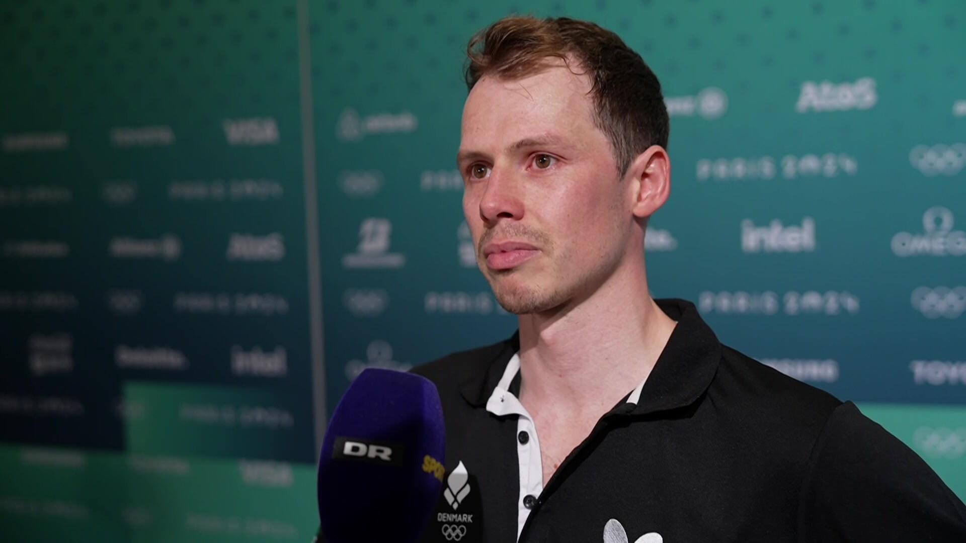 Med familien på lægterne røg en tydeligt rørt Jonathan Groth ud: 'Du ...