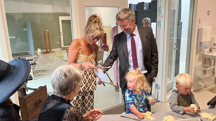 Kongeparret bagte boller med beboere i Vejle | Nyheder | DR