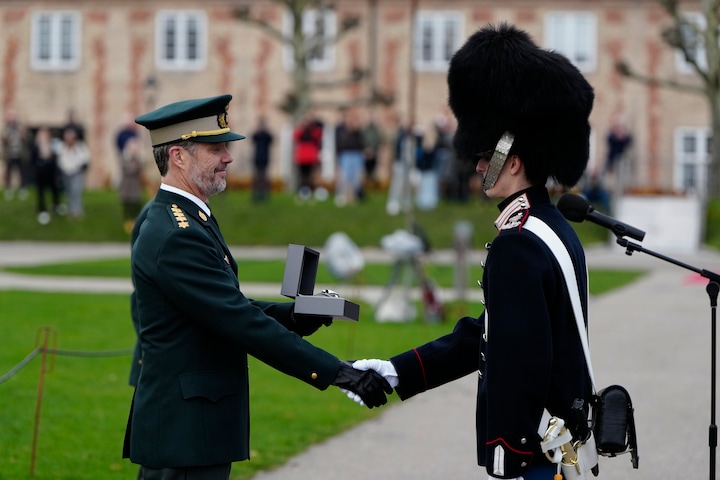 Kongeligt ur til jysk garder | Nyheder | DR