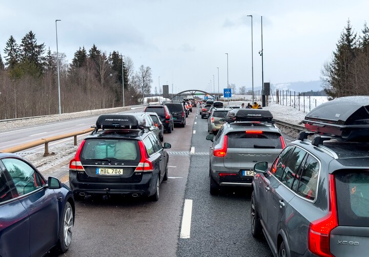 Stenskred lukker motorvej og skaber lang bilkø i Norge | Nyheder | DR