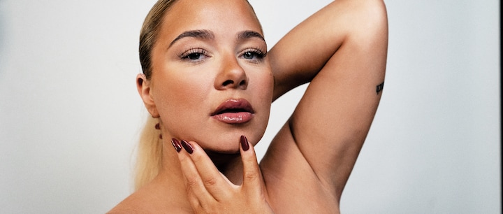 Sissal ved godt, hun skiller sig ud. Men hun nægter at lægge bånd på ...