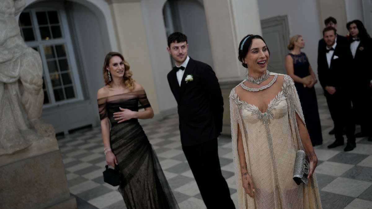 SE BILLEDERNE Medina og Mathias Gidsel til bal på slottet | Indland | DR