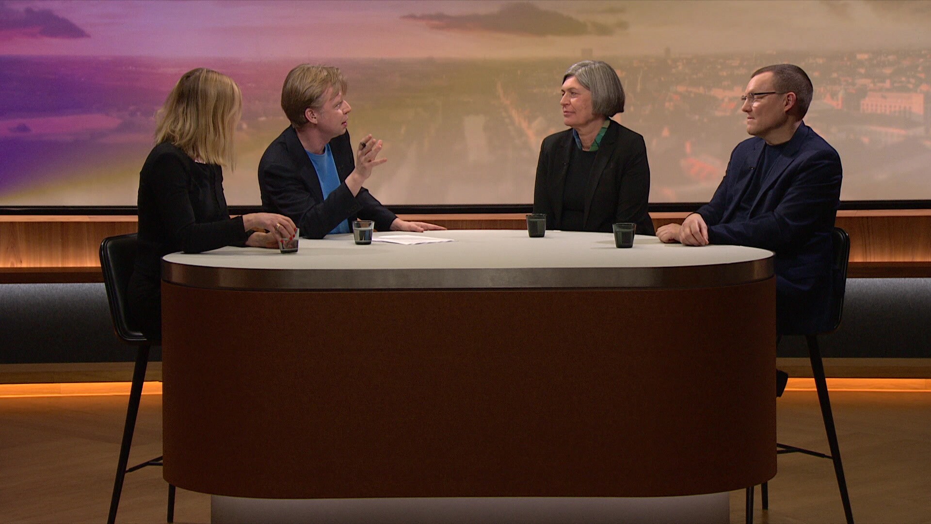 Tidligere ambassadør: 'Vi skal ikke være dem, der smækker døren i ...