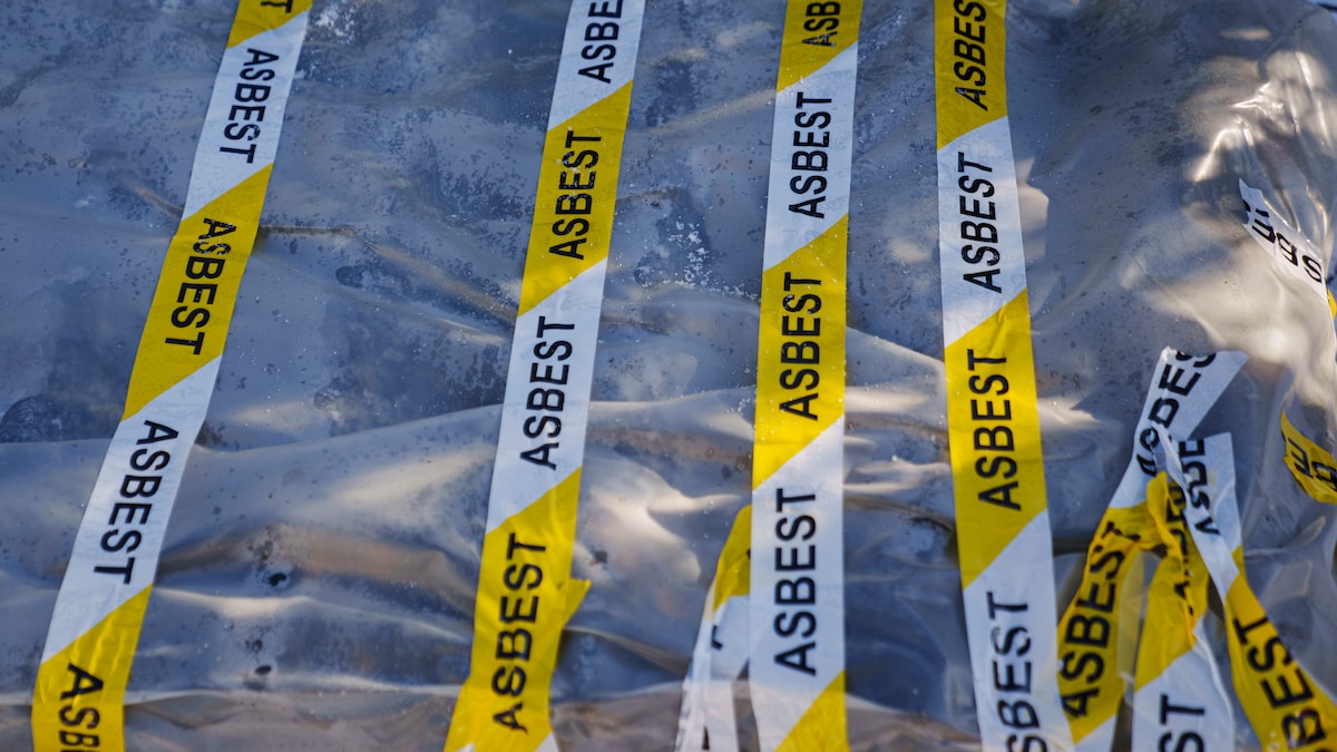 Fusk med asbestprøve på byggeplads: 200 håndværkere kan have været udsat for asbest | Indland | DR