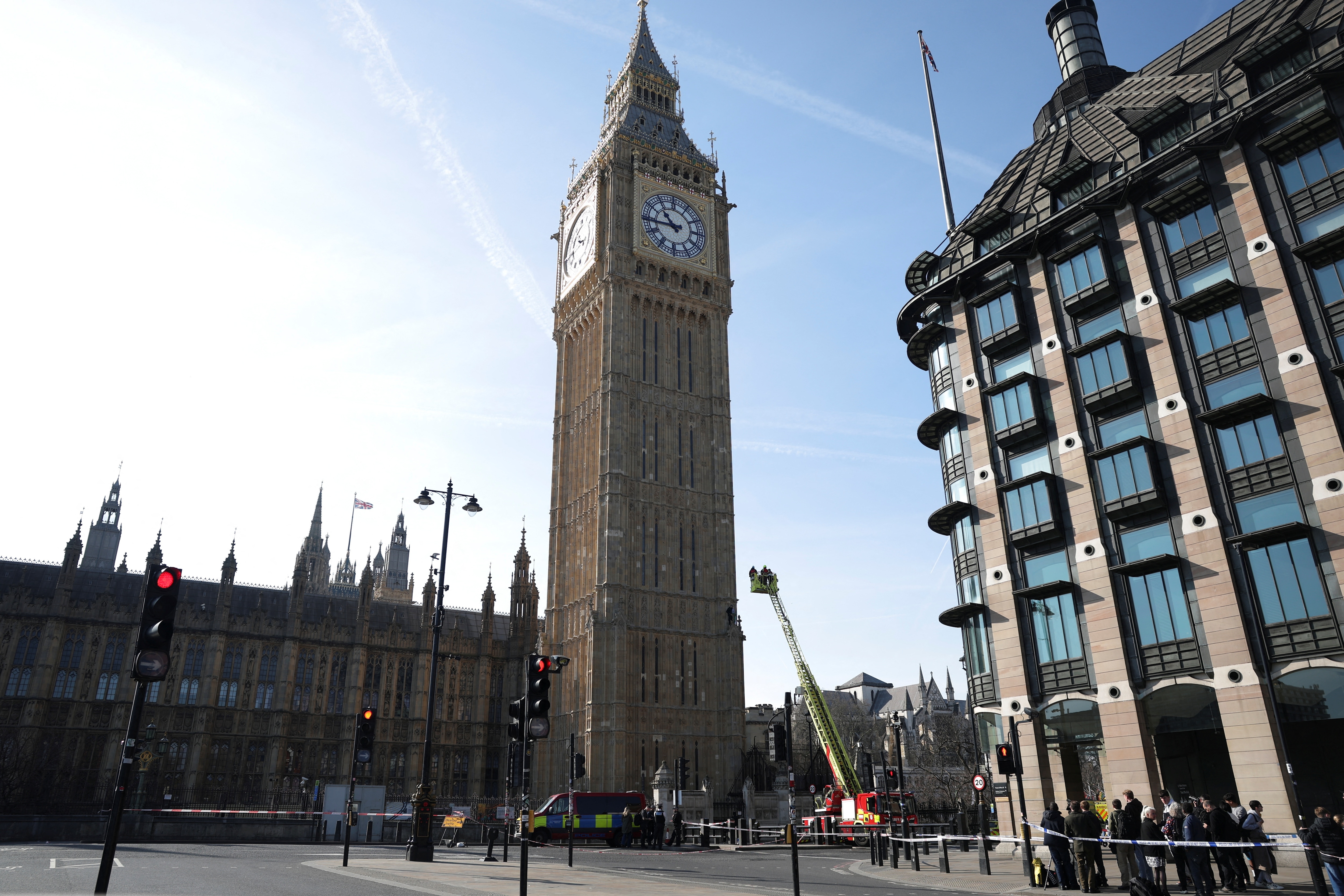 Mand er kravlet op på Big Ben i London | Nyheder | DR