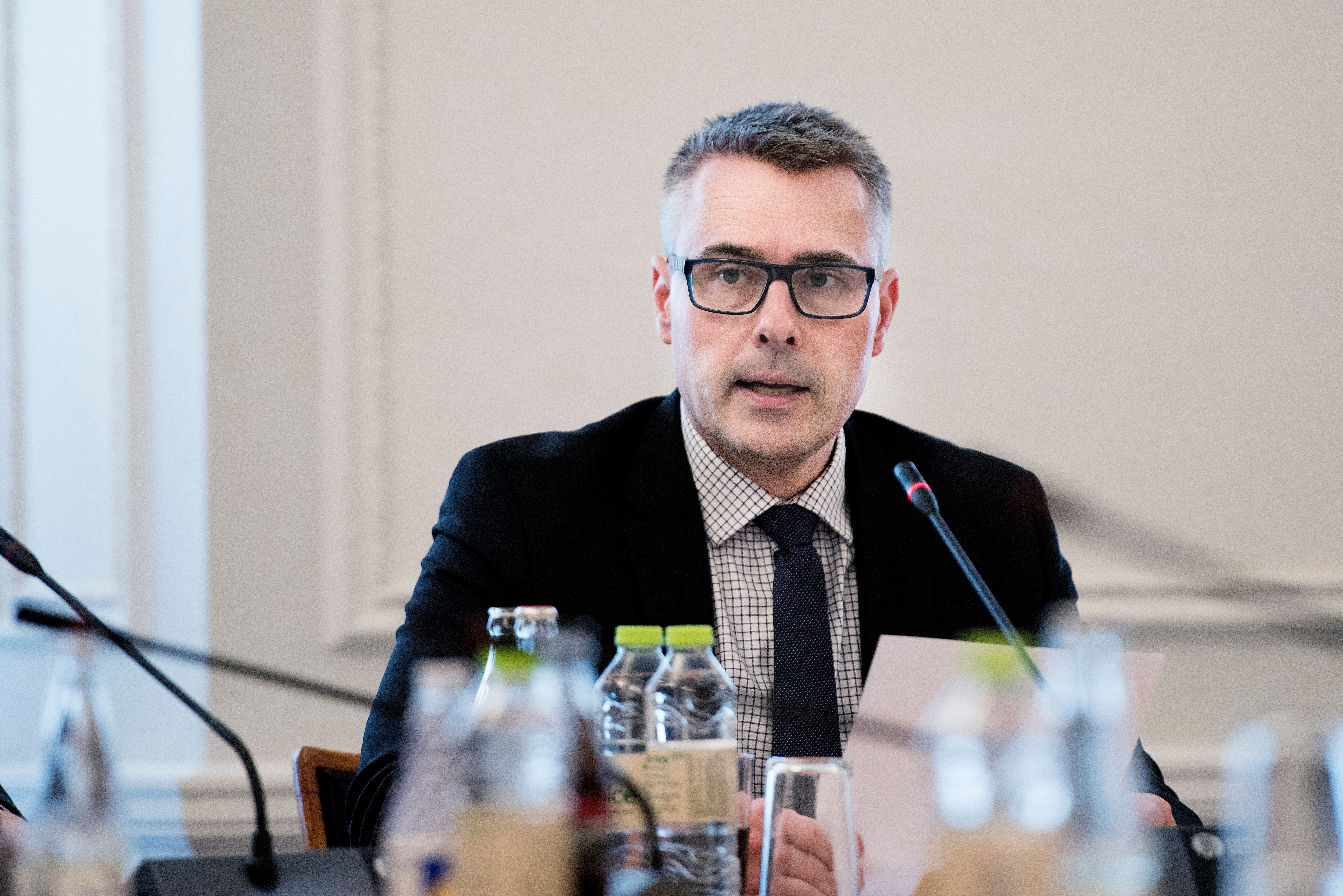 PORTRÆT: Hvem er Henrik Sass Larsen? | Politik | DR