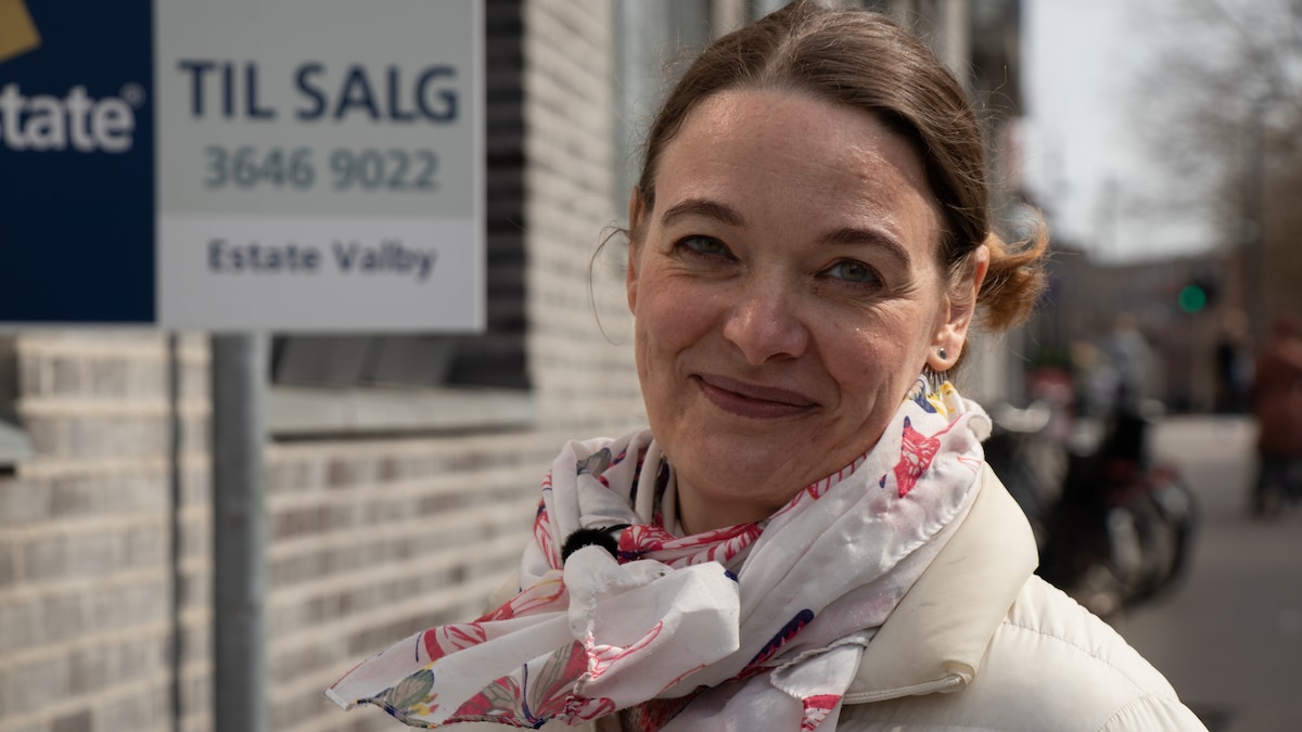 Sara bruger halvdelen af sin løn på at leje sit hjem af en virksomhed ...