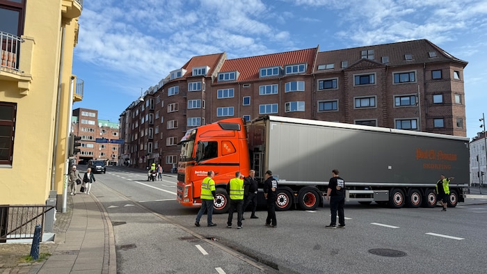 Politiet overvåger karnevalsfest i Aalborg | Nyheder | DR
