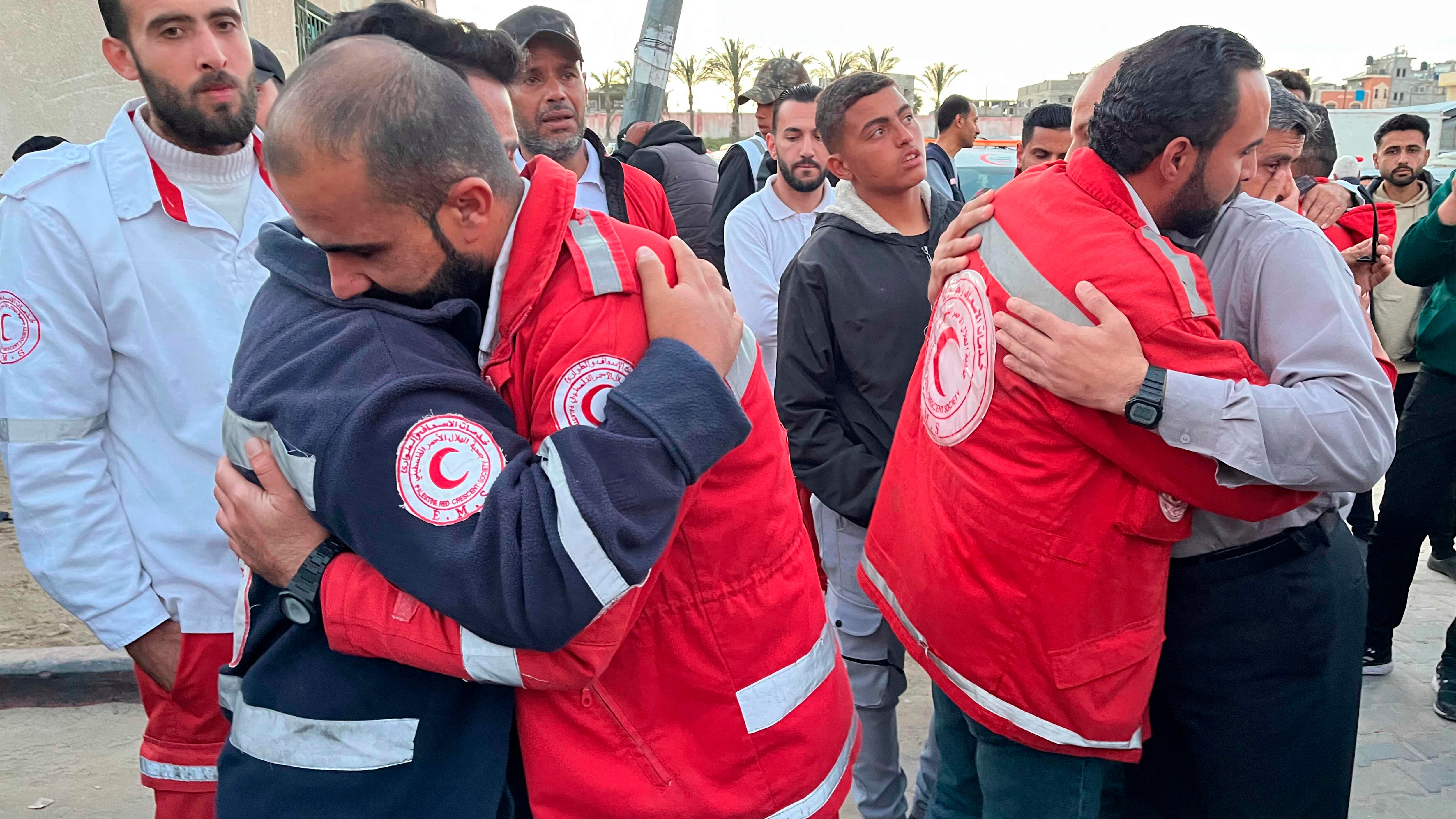 En israelsk massakre på 15 redningsfolk i Gaza viser faren ved at lade ...