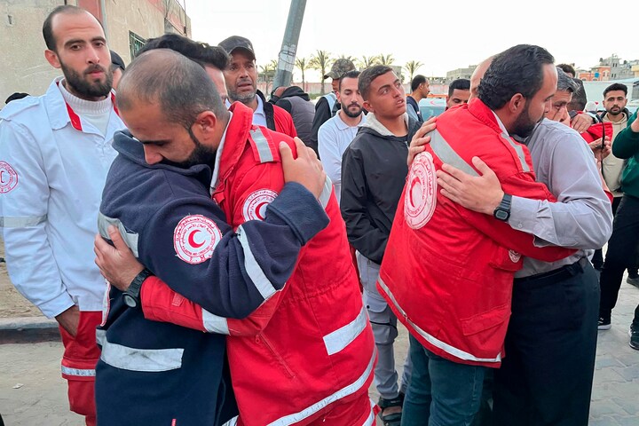 En israelsk massakre på 15 redningsfolk i Gaza viser faren ved at lade krigens parter selv ...