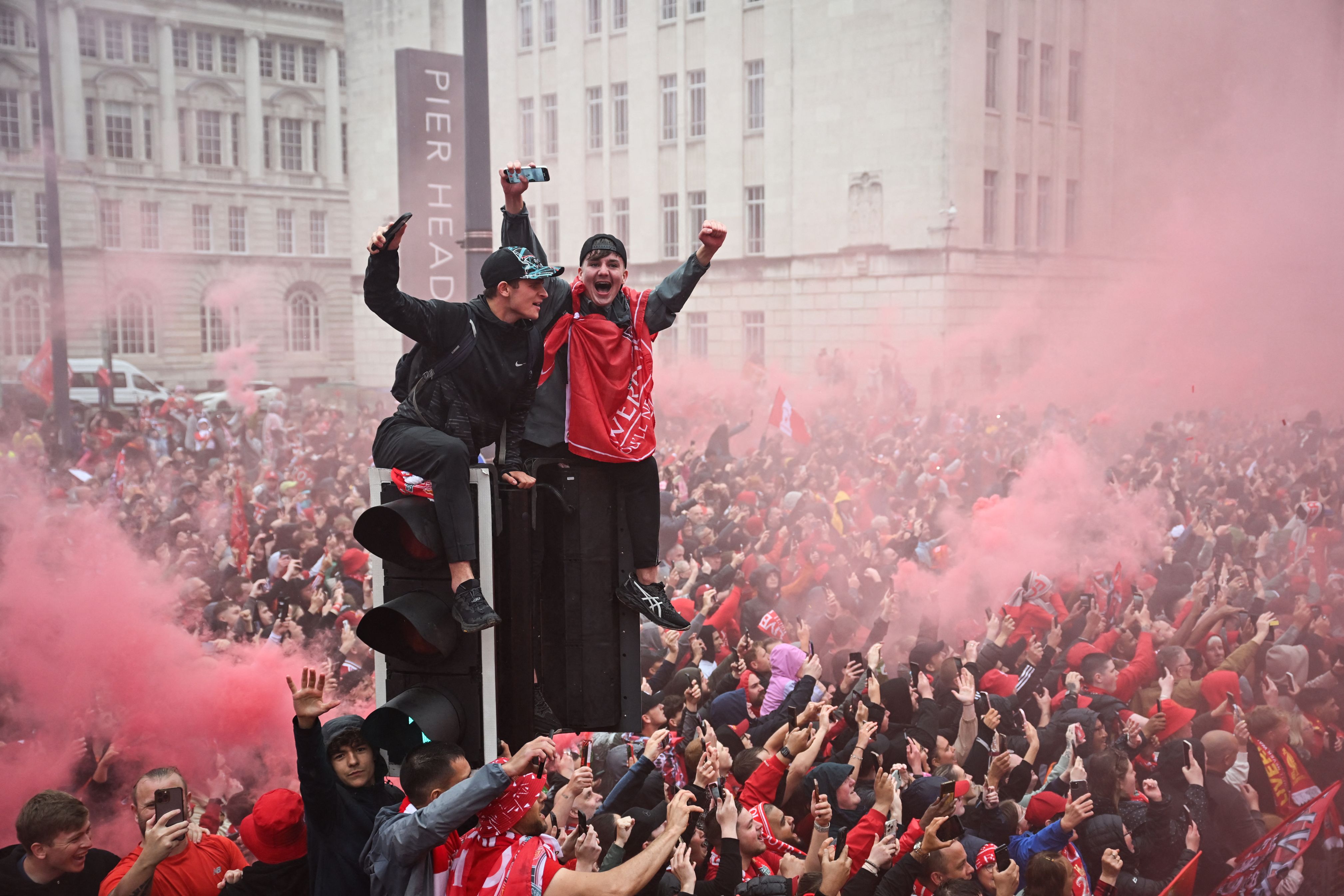 Britisk politi ved stadig ikke, hvorfor bil kørte ind i folk i ...