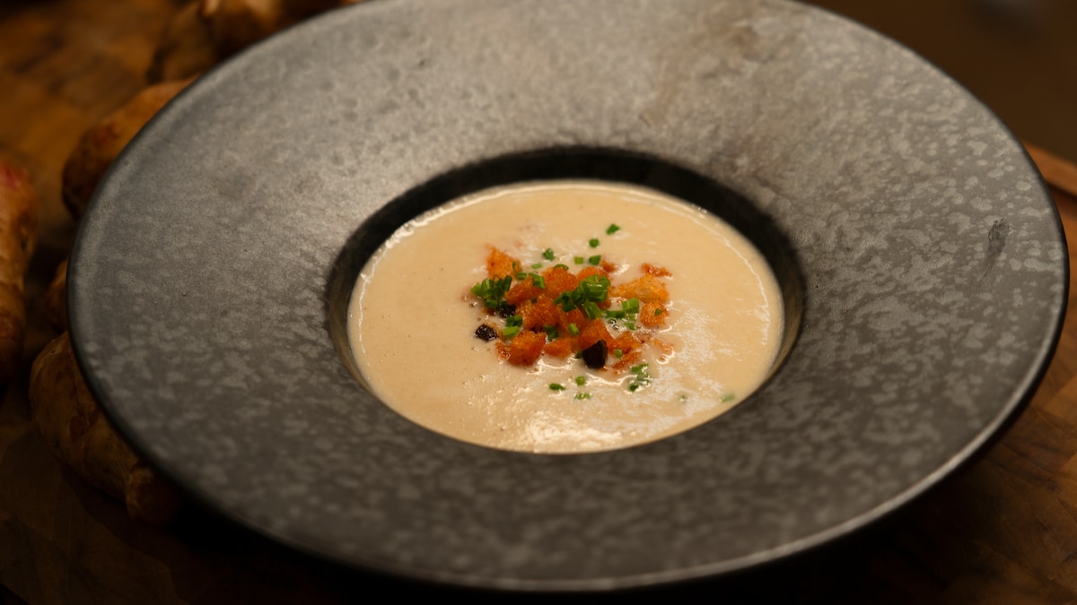 Jordskokkebisque m. chorizo croutoner | Spise med Price | DR