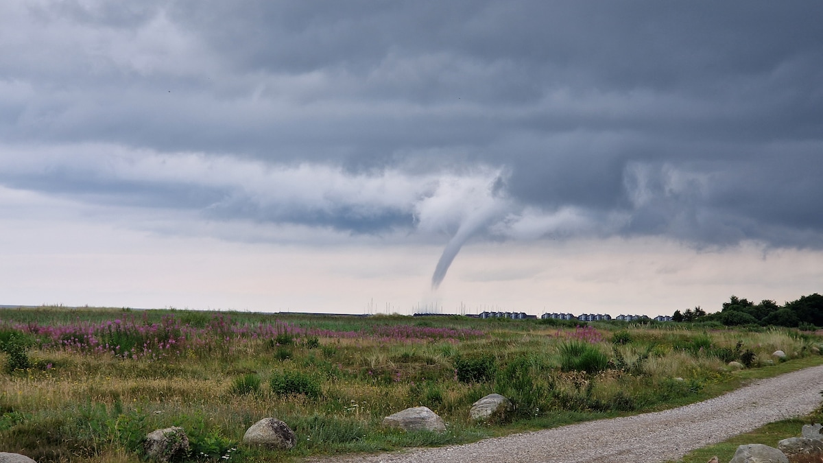 Vildt vejr giver vilde billeder: Se de kæmpe skypumper og spøjse skyer | Vejret | DR