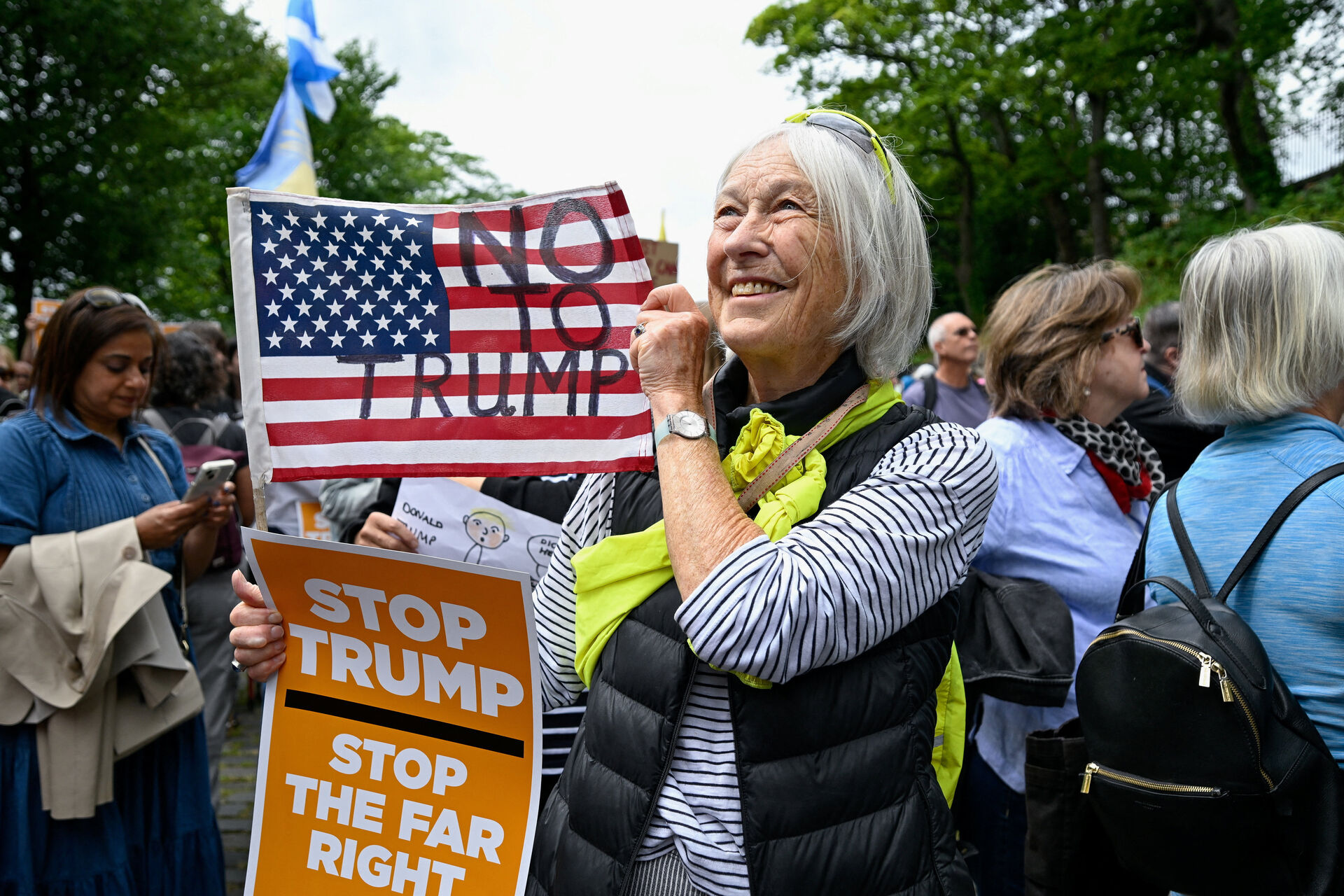 Trump putter på sit golfresort i Skotland, mens demonstranter siger nej til præsidenten ...