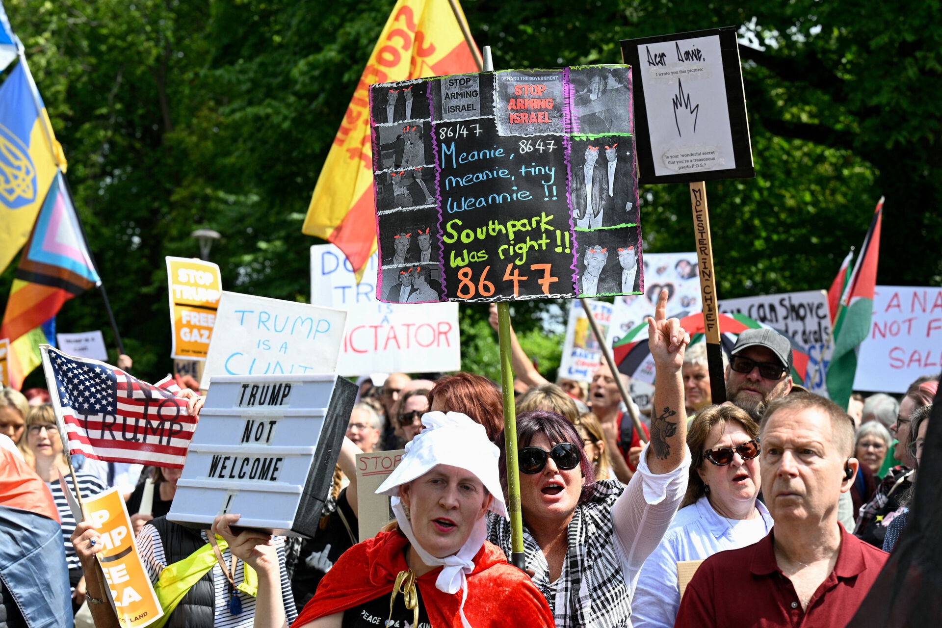 Trump putter på sit golfresort i Skotland, mens demonstranter siger nej til præsidenten ...