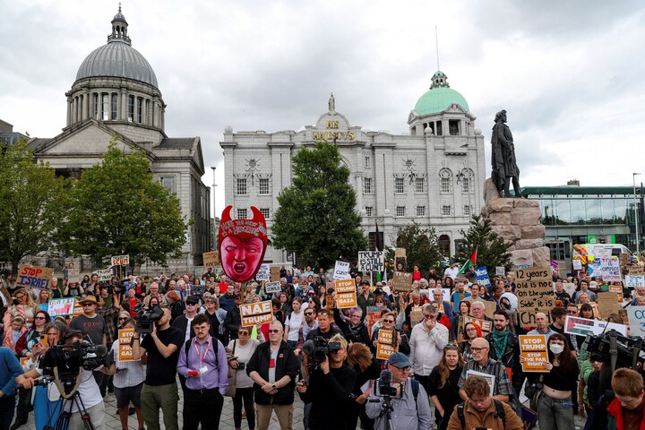Trump putter på sit golfresort i Skotland, mens demonstranter siger nej til præsidenten ...