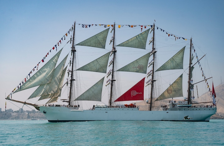 Tårnhøje sejlskibe ankommer til Esbjerg før tid | Nyheder | DR