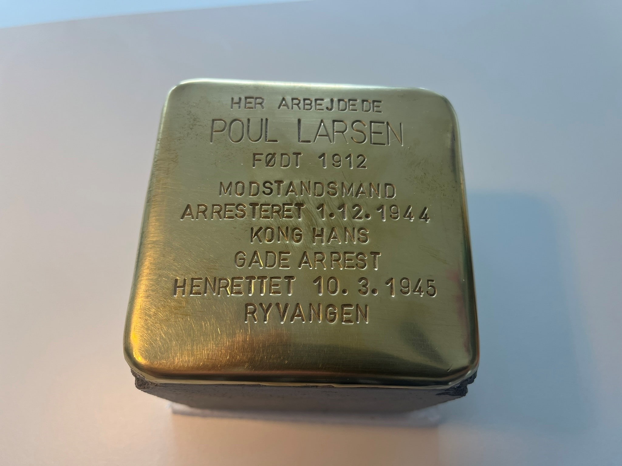 Modstandsmand æres med den første snublesten i Aalborg | Nyheder | DR