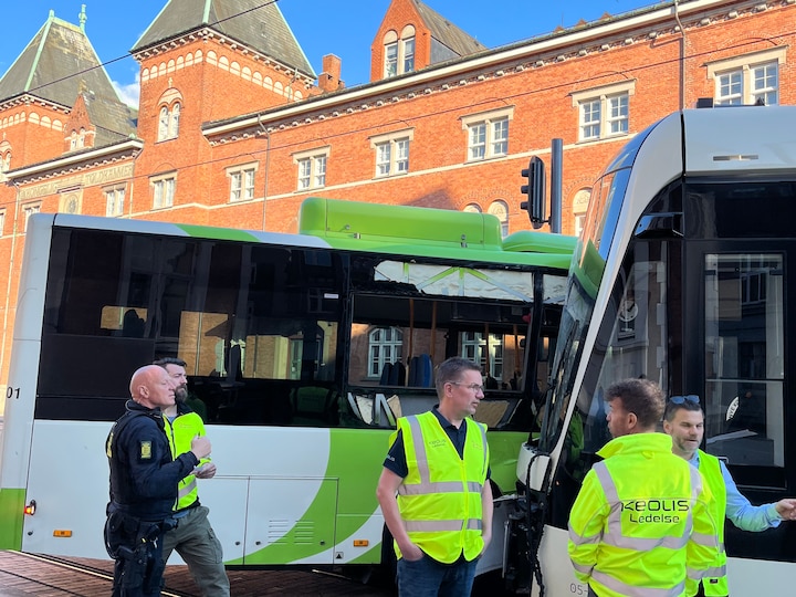 Bus kørt sammen med letbane i Odense | Nyheder | DR