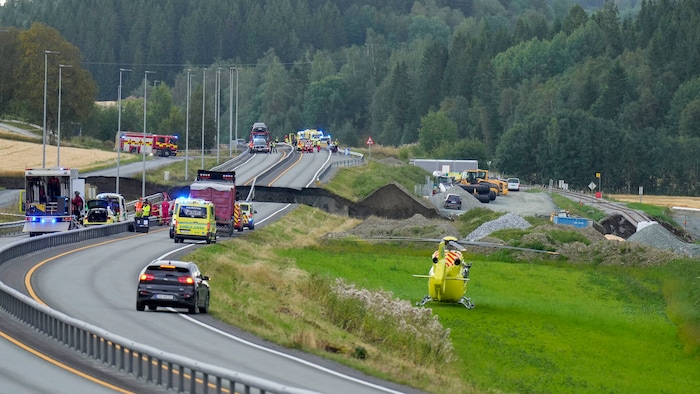 En person er savnet efter jordskred ved motorvej i Norge | Nyheder | DR