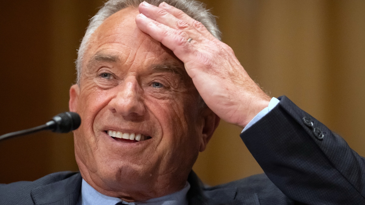 Kampklar Kennedy Jr. slår fra sig i 'meget kritisk høring' om sundhedssystemet | Udland | DR