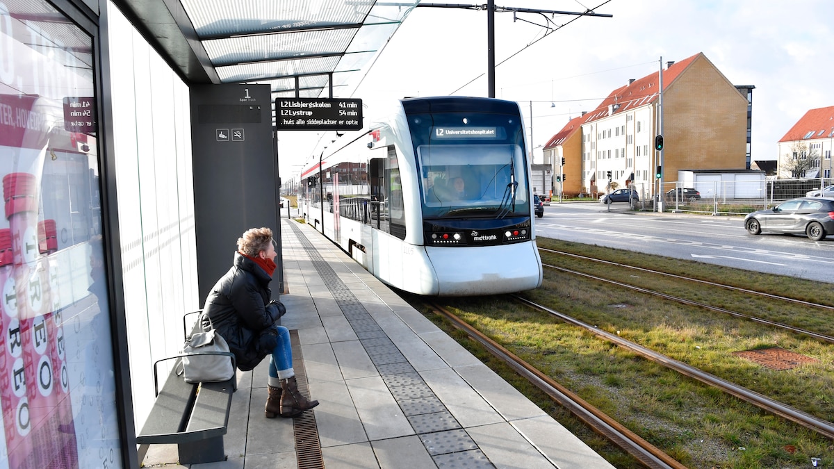 Letbanen i Aarhus har halveret antallet af afgange: Passager frygter ...