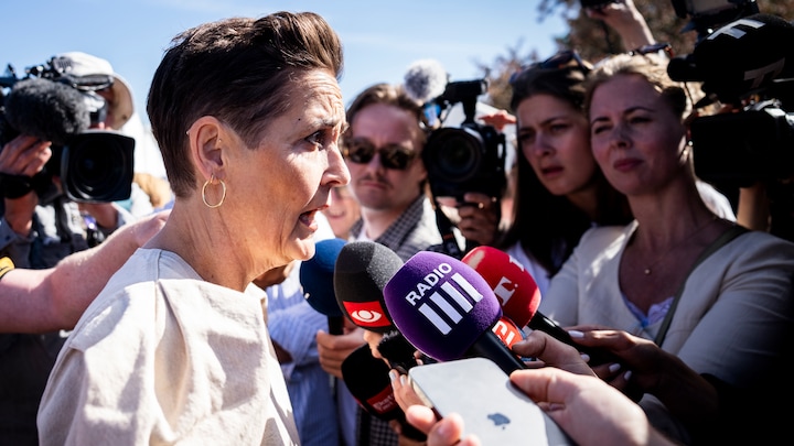 'Man kan ikke være bandlyst for altid': Pia Olsen Dyhr holder fast i ...