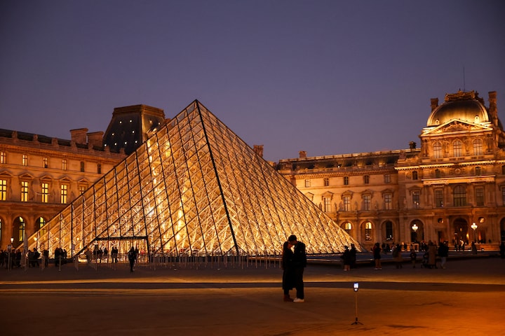 Fire nye personer anholdt for Louvre-kup | Nyheder | DR