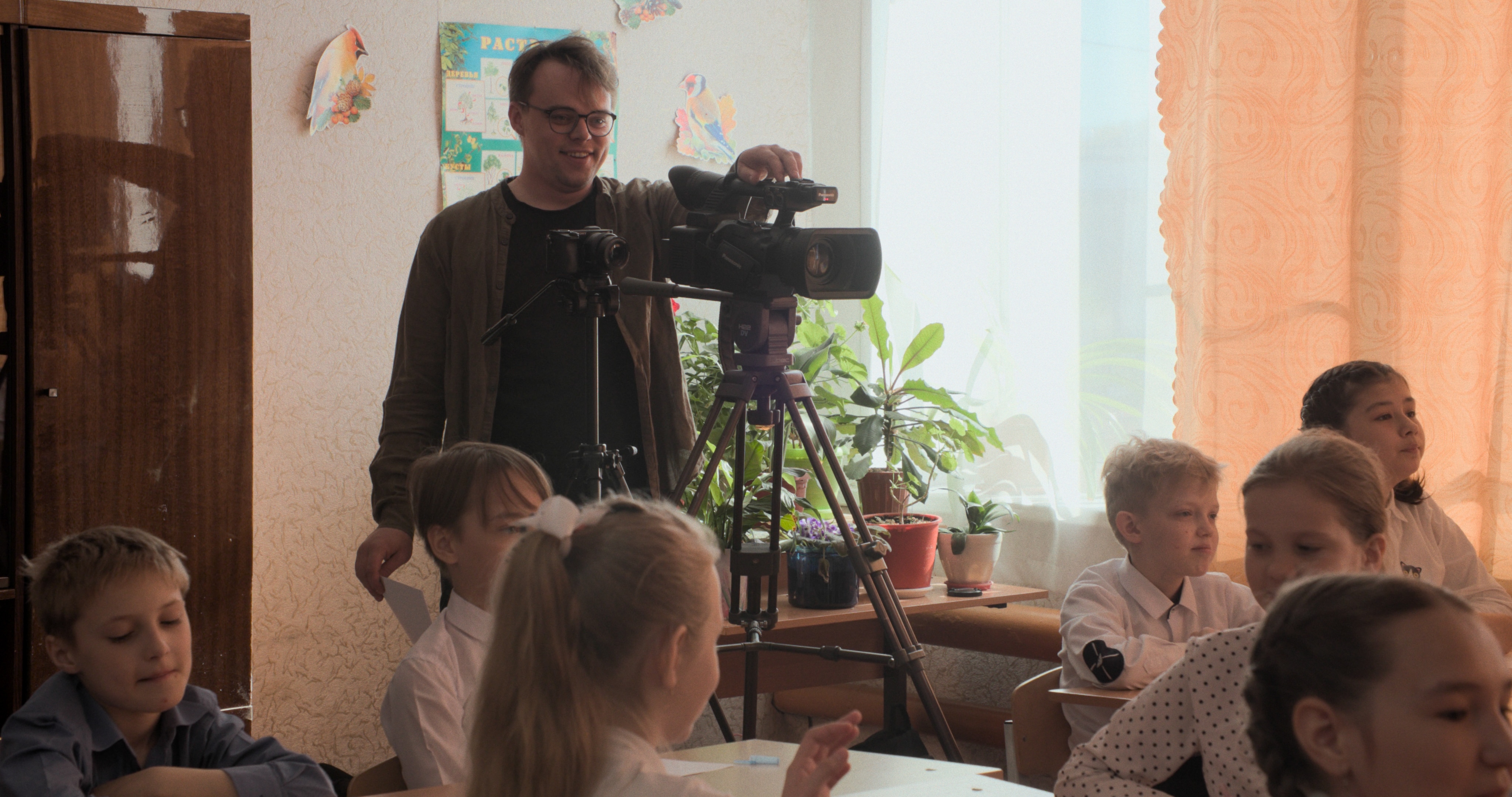 Enestående optagelser af krigspropaganda i russiske skoler blev til ...